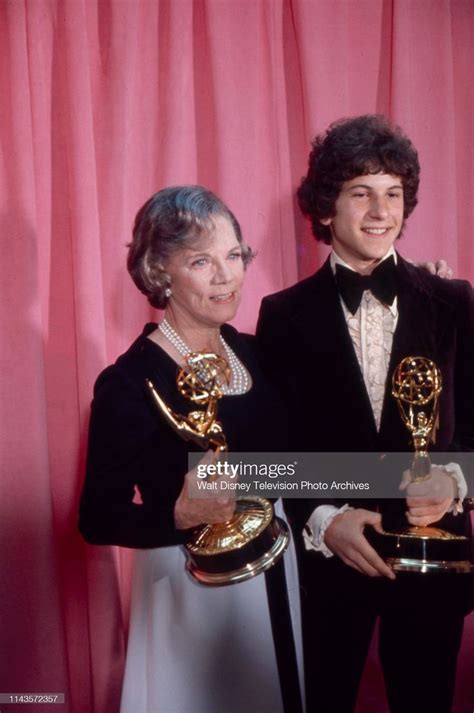 Nachrichtenfoto Ellen Corby Scott Jacoby With Their Emmy Awards