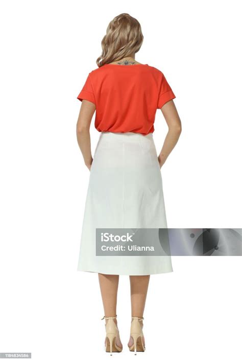 금발 비즈니스 여자 임원 포즈 에 반 소매 공식 여름 레드 블라우스 화이트 Demin 긴 맥시 스커트 하이힐 신발 전신 길이 관능에 대한 스톡 사진 및 기타 이미지 Istock
