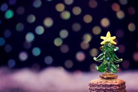 高台という名のウエハースの上に乗っているクリスマスツリーのフリー画像｜おしゃれなフリー写真素材：girly Drop