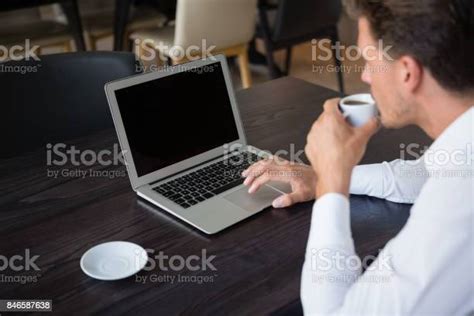 레스토랑에서 노트북을 사용 하는 동안 마시는 커피 사업 30 34세에 대한 스톡 사진 및 기타 이미지 30 34세 30