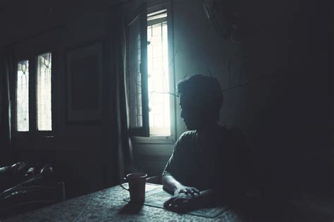 배경 화면 햇빛 검은 창문 밤 애정 방 그림자 사진술 어느 한 쪽 집 푸른 감기 혼자 분위기 안개