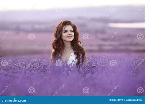 Retrato Hermoso De La Mujer Joven En Campo De La Lavanda Bru Atractivo Imagen De Archivo