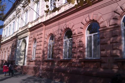 Tapasztalatlan ukrán vezetőkkel és ukrán nyelvű oktatással akar rendet