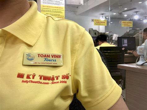 Làm Bảng Tên Cài áo Logo Công Ty Thẻ Tên Cài áo Nhựa đổ Keo Gắn Nam