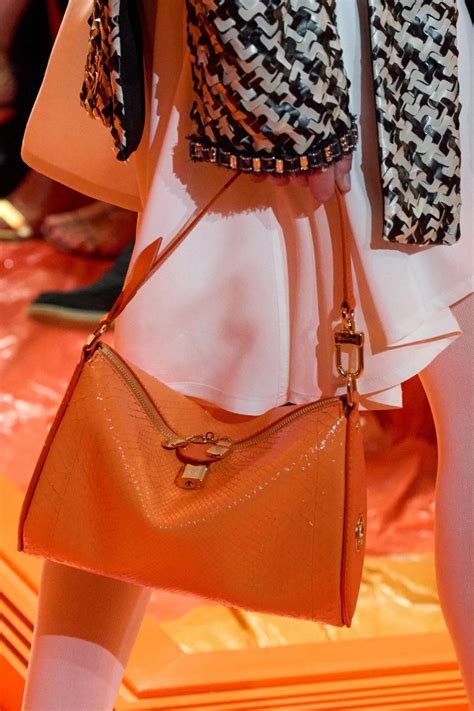 Louis Vuitton 2024春夏女裝系列香榭麗舍大道下的橙色光芒 Fashion Madame Figaro Hong Kong