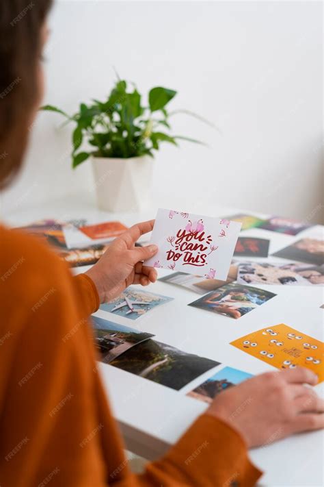 영감을 주는 비전 보드 측면 보기를 만드는 여성 무료 사진