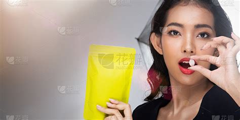 女性展示绿色包装，有空白的绿色区域