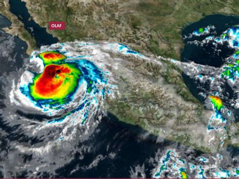 Huracán Olaf Toca Tierra En Los Cabos Prevén Lluvias Torrenciales Y