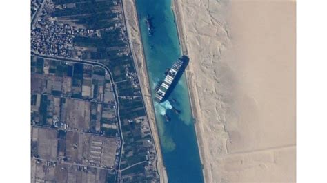 Un Barco Se Atascó En El Canal De Suez Y Asustó Al Comercio Mundial