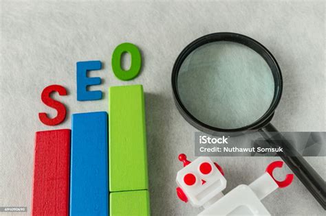 알파벳 약어 Seo와 분석 차트로 다채로운 나무 블록으로 검색 엔진 최적화 개념 및 확대 유리 및 로봇 개념에 대한 스톡 사진