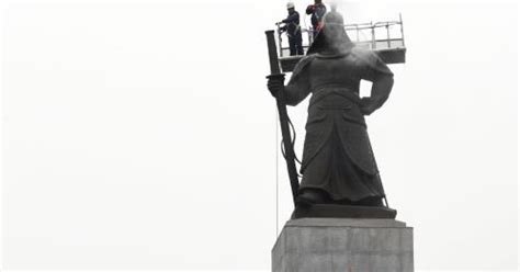 광화문광장 이순신 장군 동상 세척