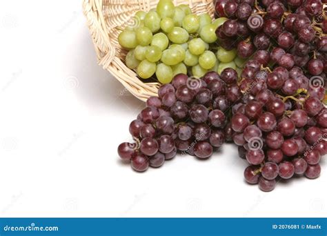 Uvas Verdes Y Rojas Imagen De Archivo Imagen De Mimbre 2076081
