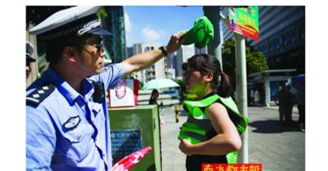 초록색 모자·조끼 착용하세요中 공안의 무단횡단 다루기