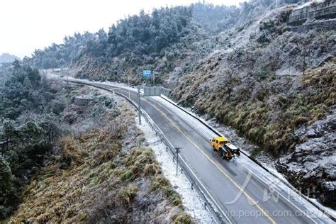 湖南双峰：除冰铲雪保畅通 人民图片网