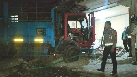 Truk Tronton Tabrak Rumah Warga Di Tepi Jalan Parakan Kertek Wonosobo