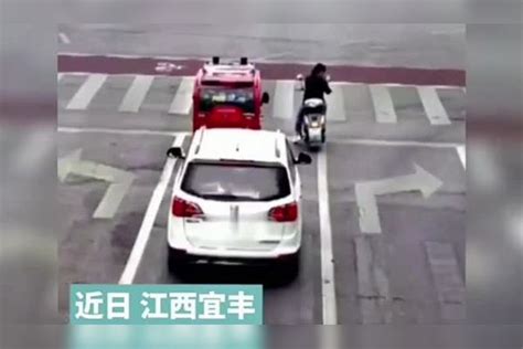 女子骑车一不小心，直接一头扎进小车后备箱：看着都疼！