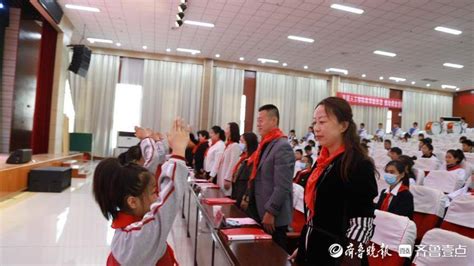 东昌府区庆祝建队73周年暨聊城第九中学入队建队仪式举行红领巾教体局少先队员