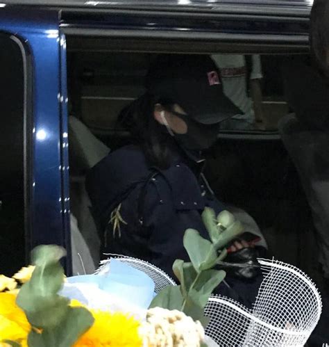 謝娜產後正式復出，最新機場照曝光，網友：身材恢復好快，好瘦！ 每日頭條