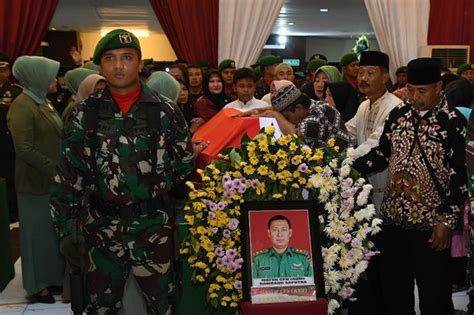 Suasana Haru Iringi Kedatangan Jenazah Korban Heli MI 17 Di Semarang
