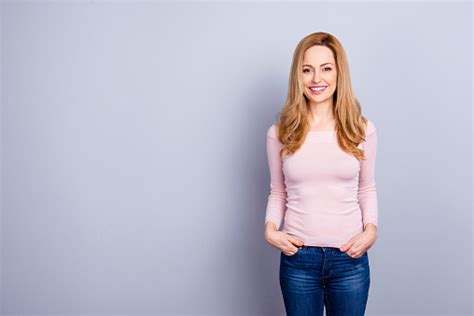 여자의 초상화 명랑 부드러운 유쾌한 자신감 평화로운 사랑 스러운 입고 캐주얼 복장 회색 배경 Copyspace에 고립 된 데님