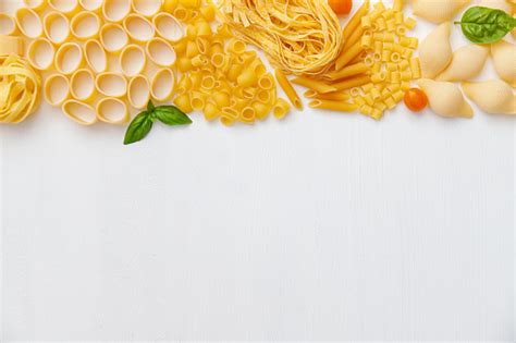 흰색 나무 배경에 다양한 조리되지 않은 파스타 맨 위 보기입니다 텍스트 공간이 있는 레스토랑용 이탈리안 파스타 0명에 대한 스톡 사진 및 기타 이미지 Istock