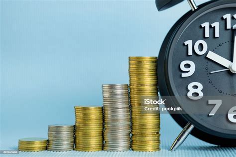 알람 시계 및 동전 더미의 단계 저축 돈 개념에 대 한 시간 얕은 초점 경제에 대한 스톡 사진 및 기타 이미지 경제 금융 기업 재무와 산업 Istock