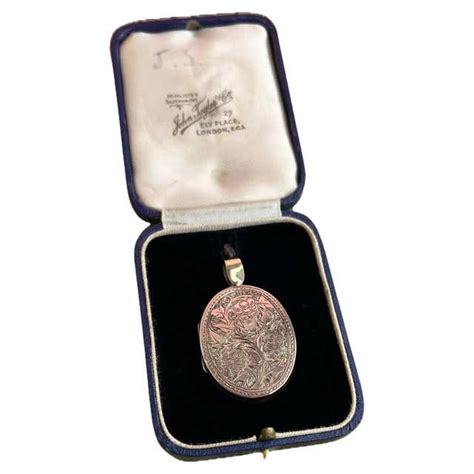 Antique Victorian 9ct Gold Back And Front Diamond Heart Locket For Sale