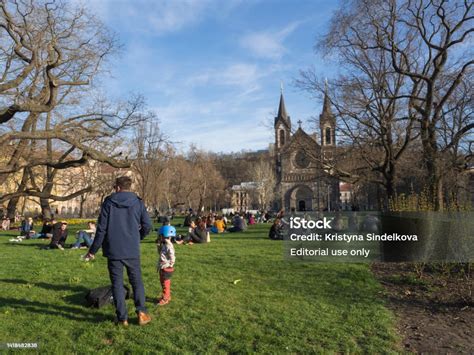 무성 한 녹색 잔디에 편안 하 고 고딕 교회 및 나무 푸른 하늘 배경 Karlinske 바츨라프 광장 공원에 이른 봄 날을