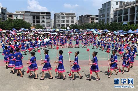 广西宾阳：“蓝衣壮”同胞欢庆圩逢节 半月谈