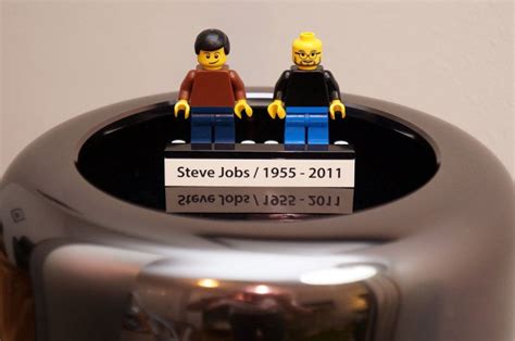 一代教主就在手中以 LEGO 完美懷念 Steve Jobs