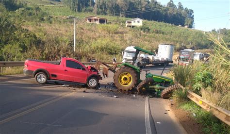 Colisão frontal entre picape e trator deixa um ferido