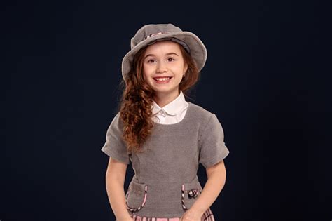 검은 배경에 포즈를 취하는 길고 곱슬 머리로 사랑스러운 어린 아이의 스튜디오 샷 갈색 머리에 대한 스톡 사진 및 기타 이미지 갈색 머리 감정 곱슬 머리 Istock