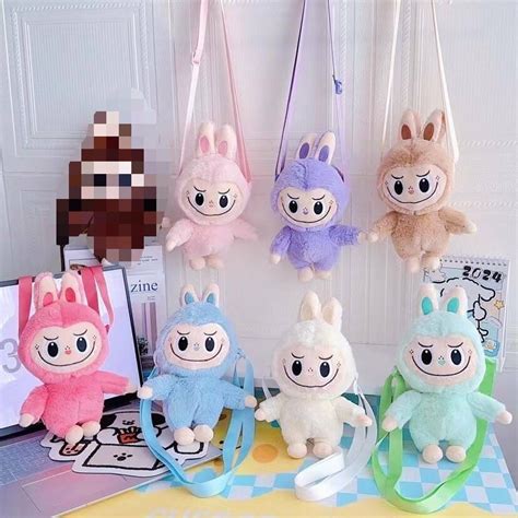 กระเป๋าสะพายข้างตุ๊กตาลาบูบู้ ขนาด 10 นิ้ว Labubu Myhappyphones