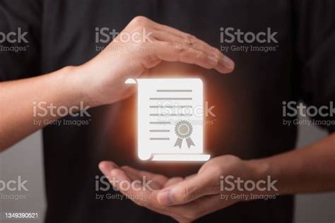 인증서 개념입니다 데이터 보안 및 개인 정보 보호의 표시로 중앙에 보안 아이콘이 있는 손 개념에 대한 스톡 사진 및 기타 이미지