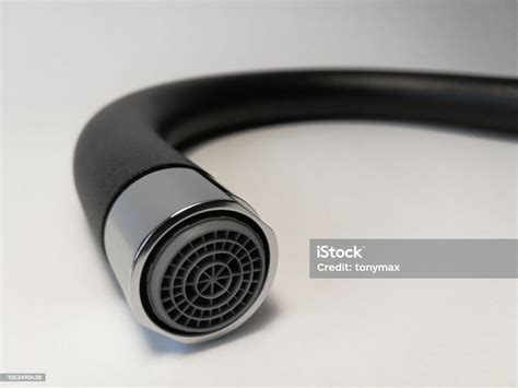회색 플라스틱 Aerator 검은 부엌이 나 욕실 수도 꼭지 검은색에 대한 스톡 사진 및 기타 이미지 검은색 수도꼭지