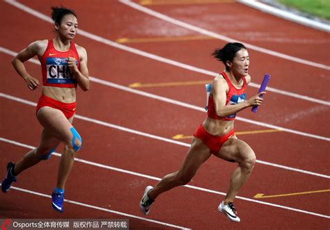 女子4x100米接力预赛 中国队获得小组第一晋级袁琦琦