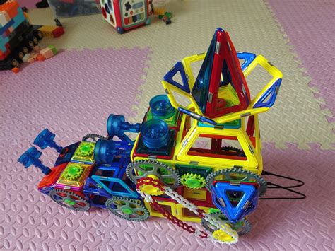 机器人小精灵 学员小么磁力片搭建亲子益智积木玩具游戏造型作品 机变酷卡