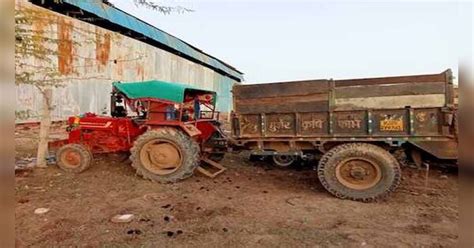 Police Baton On Illegal Gravel Transport Half A Dozen Tractor Trolley