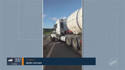 Vídeo Engarrafamento Entre Duas Carretas E Um Caminhão Guincho Deixa