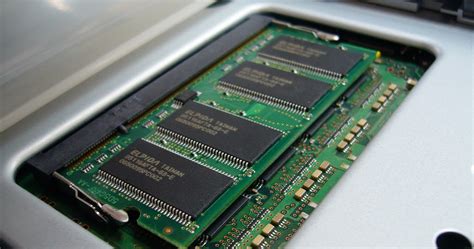 difference between the sram and dram explained why dram needed to be