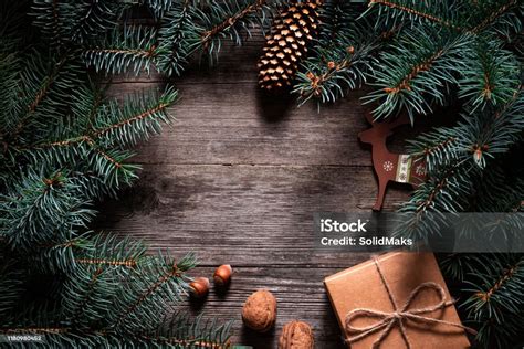 전나무 가지와 선물 종이 상자의 프레임은 꼬기로 묶여 크리스마스 카드 공백 N 0명에 대한 스톡 사진 및 기타 이미지 0명 갈색 겨울 Istock