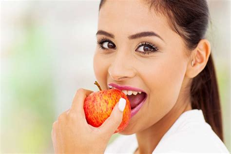 Cosa mangiare per prevenire le rughe questi cibi sono più potenti