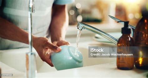 위생 먼지 제거 및 거품으로 청소를 위해 부엌에서 사람 손 및 설거지 사람 그릇 및 물을 가정에서 세균 예방 책임 또는 그릇 소독을 위해 손질을 하십시오 25 29세에 대한