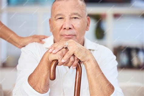 Portret Van Oudere Man Met Wandelstok Serieus En Zittend Denkende Herinneringen In