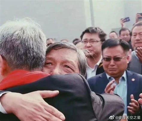 西安交大校长雨中致辞党委书记为其撑伞，上任书记曾和校长含泪拥别，网友直呼好暖心！王树国张迈曾卢建军