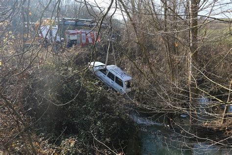 Kocaeli de otomobil dereye devrildi sürücü hayatını kaybetti Son Dakika