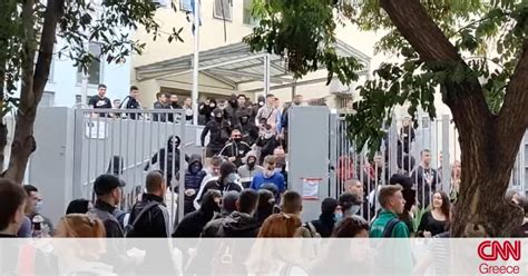Θεσσαλονίκη Σοβαρά επεισόδια έξω από λύκειο Τραυματίστηκαν φοιτητές CNN gr