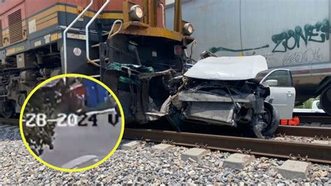 MOMENTO EXACTO en que tren embiste auto en Anáhuac mueren madre e hijo