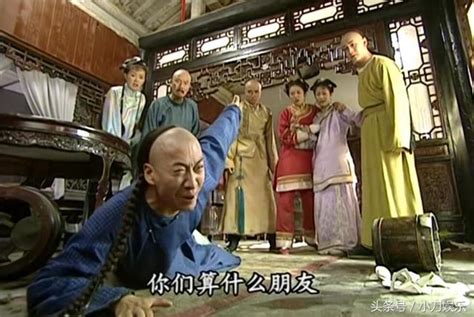 還珠：永琪抓著爾康痛打，紫薇心疼得不行，誰注意到簫劍的表情？ 每日頭條
