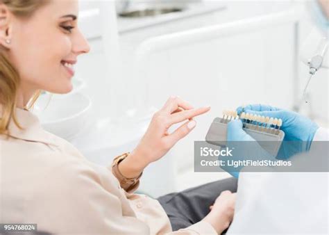현대 치과 병원에서 여성 환자에 게 치아 임 플 란 트를 보여주는 의사 건강관리와 의술에 대한 스톡 사진 및 기타 이미지